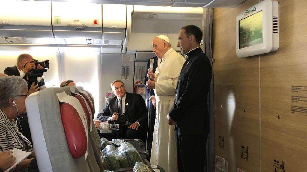 Pope Francis on Papal Flight Urges Prayers for Hurricane Dorian Victims ...