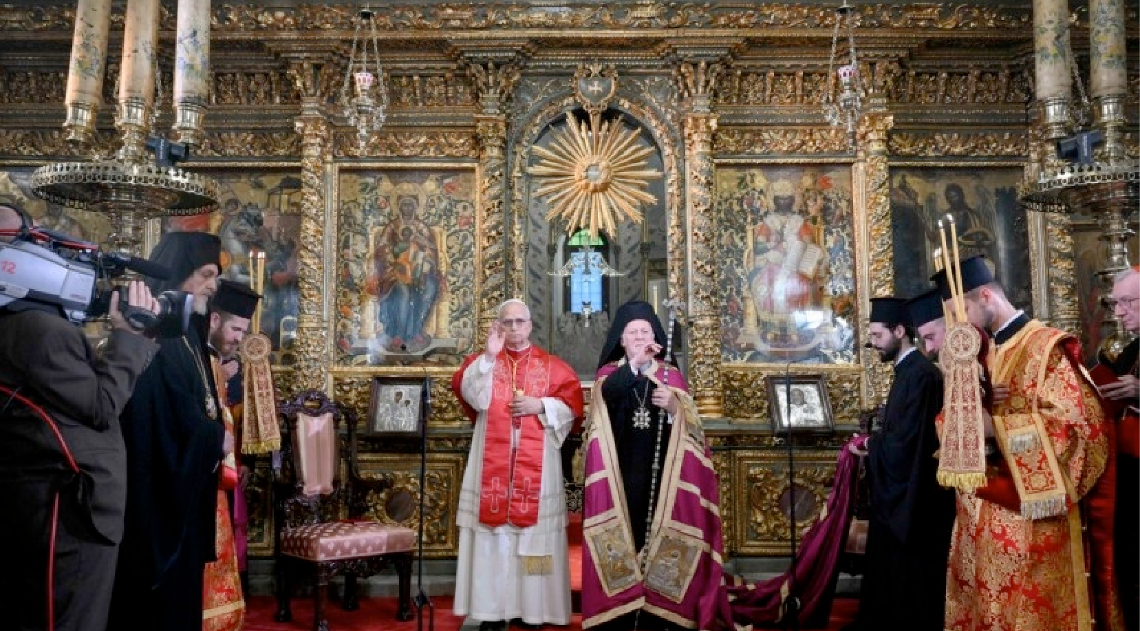 [Pope in Turkey: Day 3] Leo XIV is visibly moved as he enters the main church of the Patriarch ...