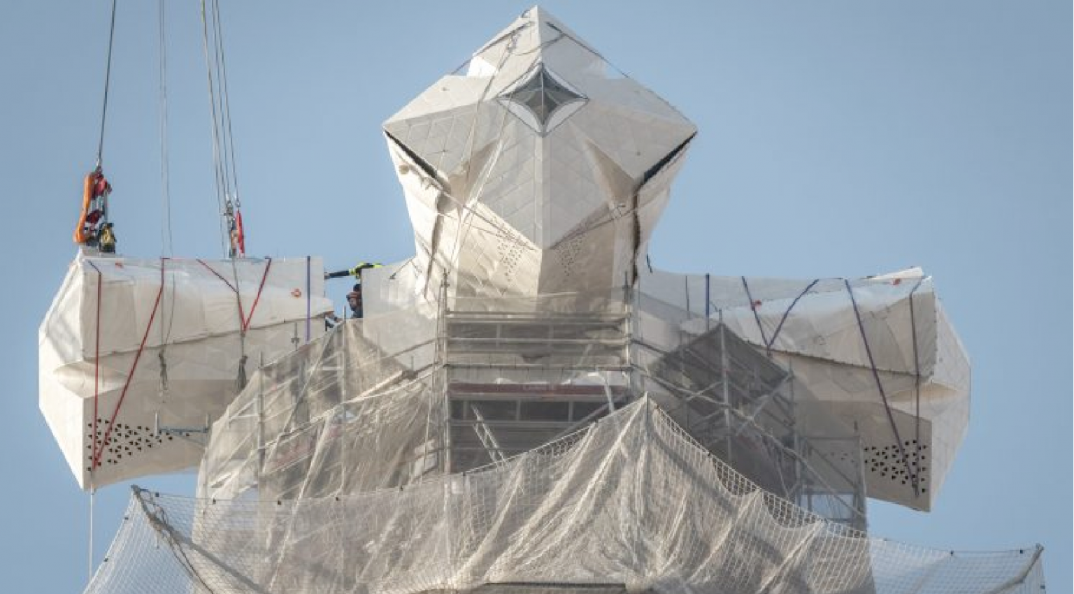 Barcelona: Four Horizontal Arms of the Cross Are Installed on the Tower ...