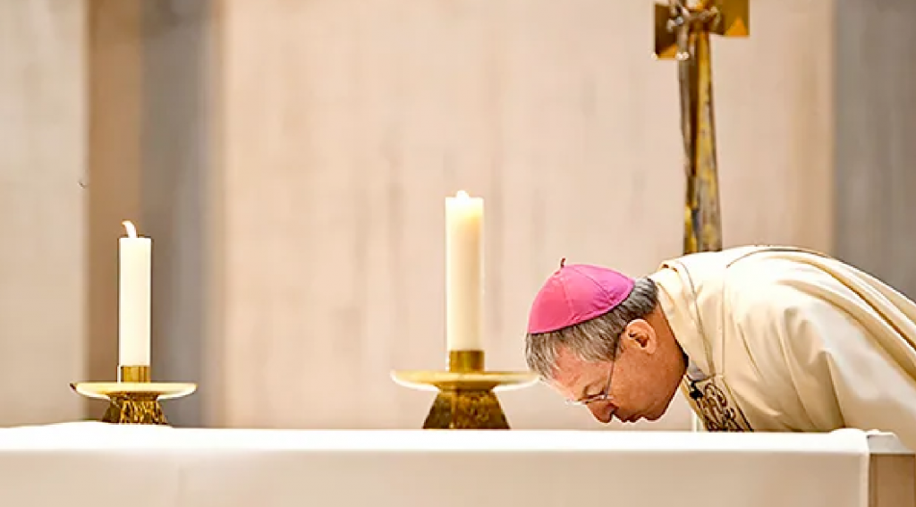Questions about liturgy: Kissing the Altar - ZENIT - English